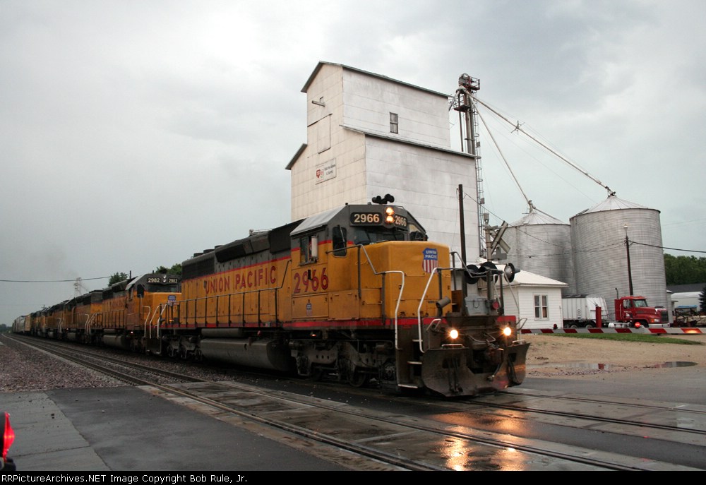 WB UP Freight at Creston, Illinois, in the rain